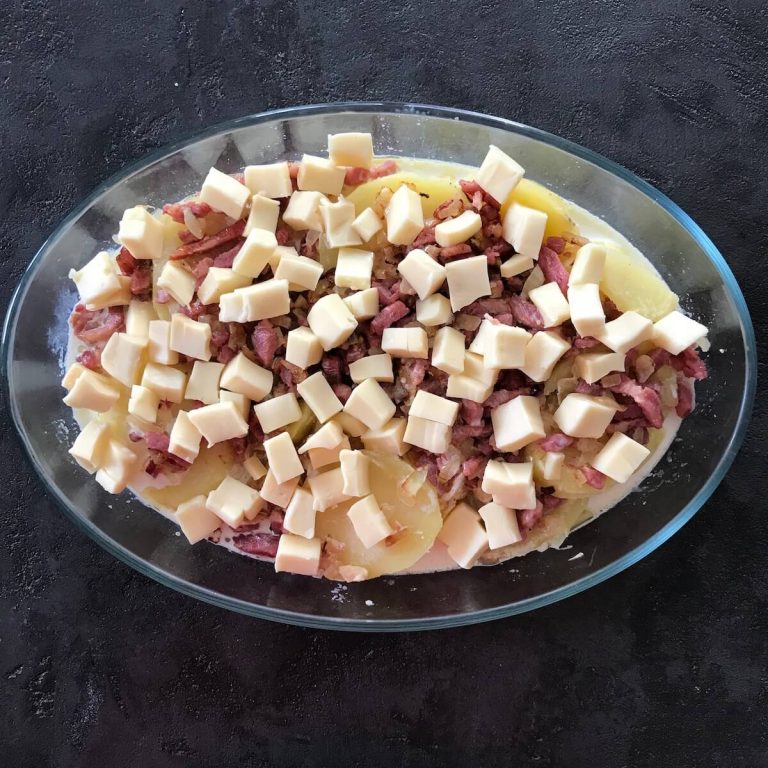 Gratinée de pommes de terre au fromage à raclette et aux lardons - Bon ...