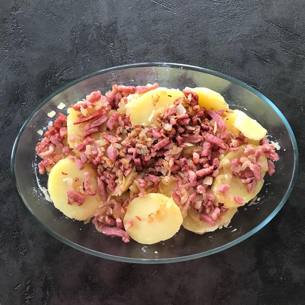 Gratinée de pommes de terre au fromage à raclette et aux lardons - Bon ...